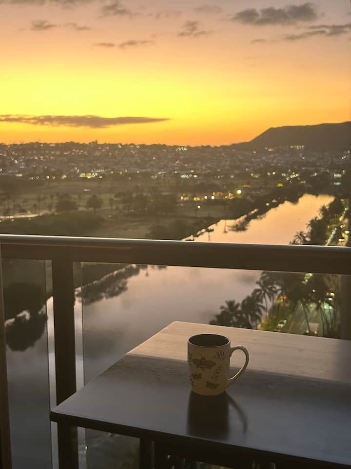 Waikiki Free Parking, Laundry, & 7pm Checkout! - Honolulu, HI