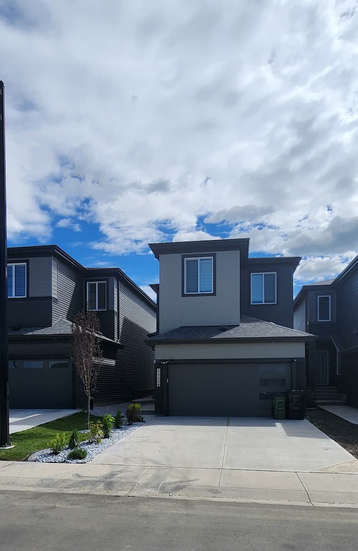 Sapphire Empire/ 20 Mins From The Airport And Wem. - 愛德蒙頓
