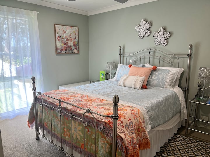 Jade Meadow: Comfy Queen Between Berry & Nowra - Nowra
