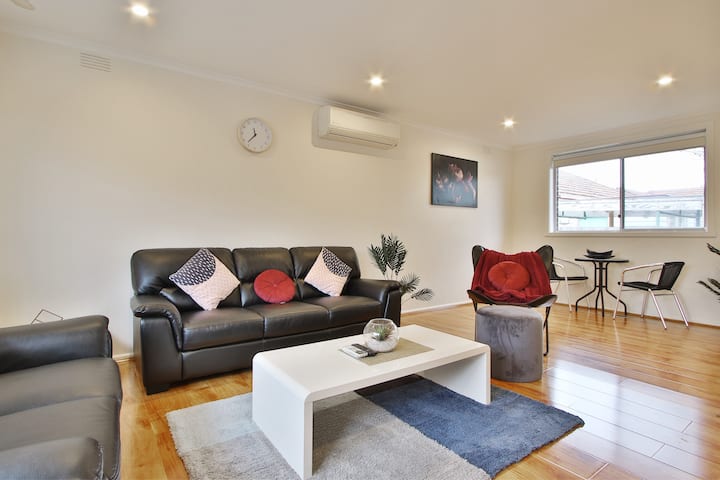 2 Br 3 Beds Central Glen Waverley - Forest Hill