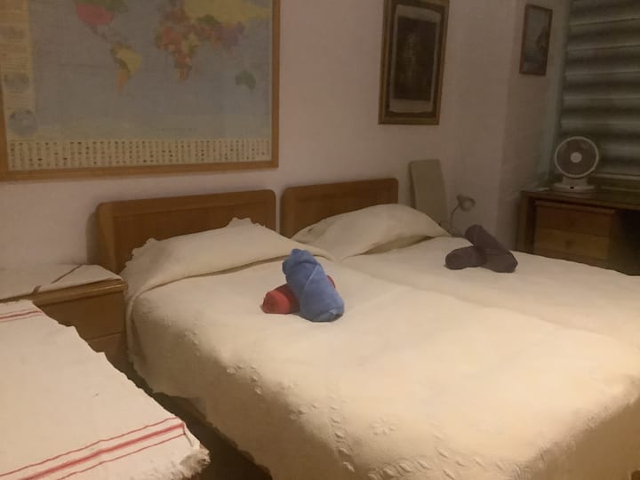 Sunlit Comfy Room - Valletta, Malta