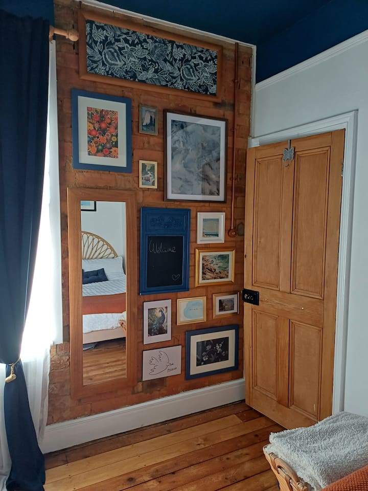 Cozy Modern With Victorian Charm - Northampton