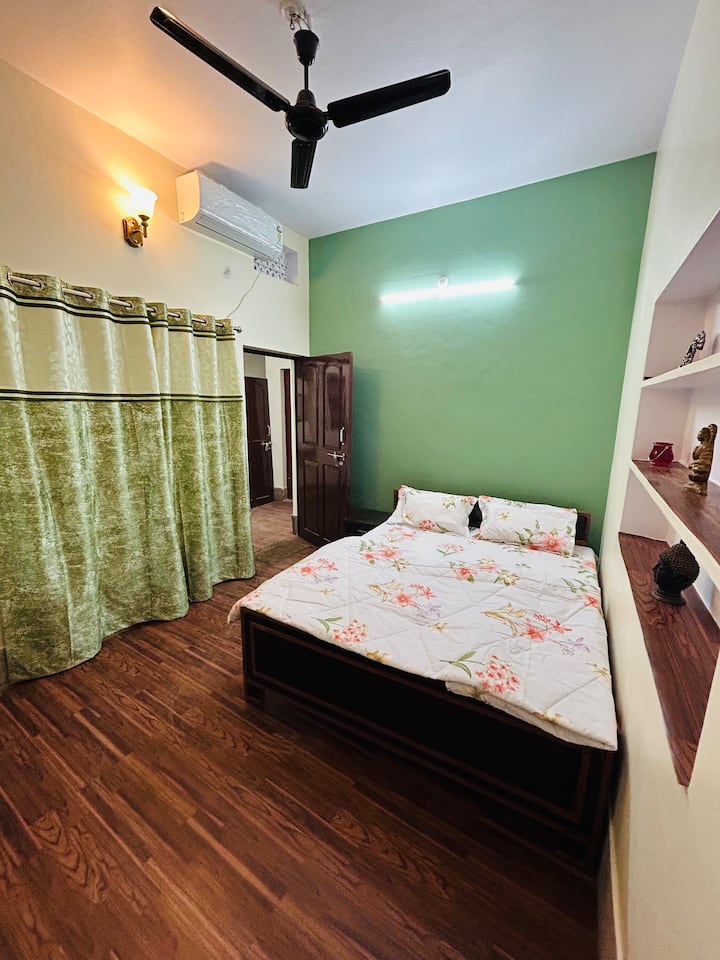 2bhk With Projector-5 Mins Kashi Vishwanath Temple - Varanasi