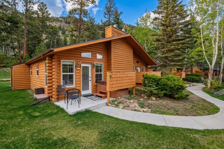 Riverfront! Hot Tub, Fireplace - Estes Park, CO
