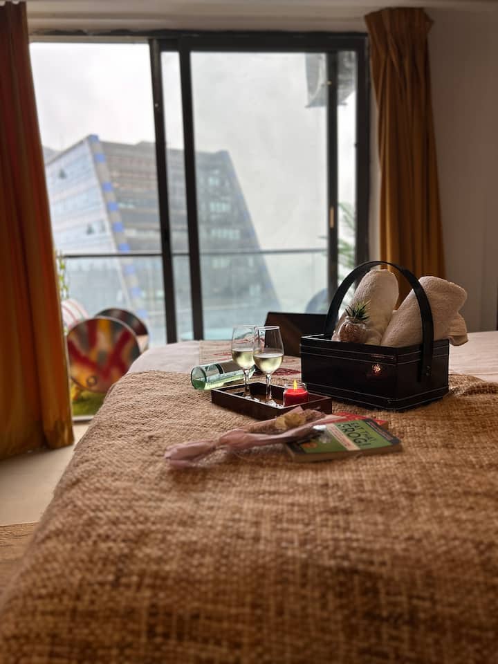 Vue Sur La Ville| Balcon| Wi-fi | Couple |Centre Commercial Gaur City - Ghaziabad
