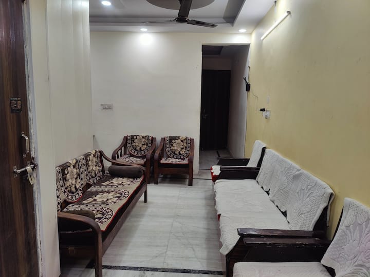 Metro-front Airbnb| Comfy Stay - Delhi