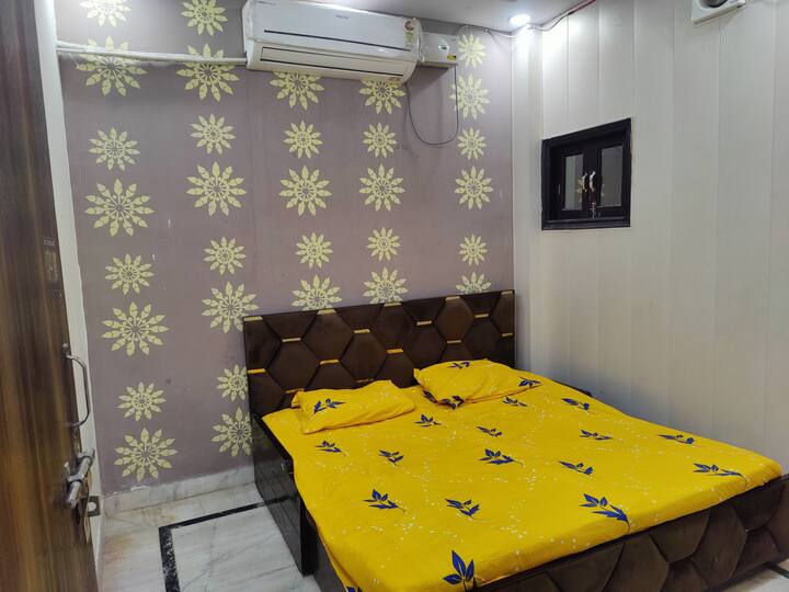 Metro-front Airbnb| Comfy Stay - Bahadurgarh