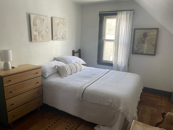 Peaceful Room In Brattleboro - Brattleboro, VT