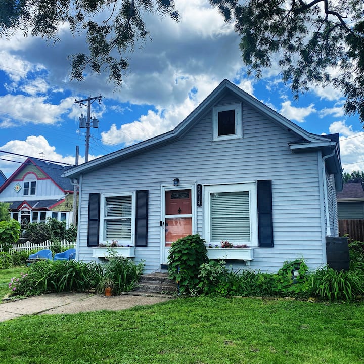 Charming Light-filled Cottage. - Minneapolis, MN