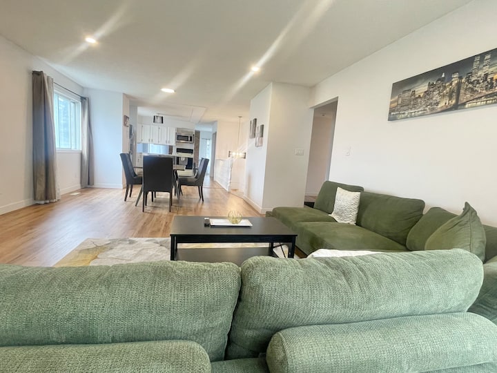 Spacious Dream Home-7 Bedrooms :Hottub,gazebo - Edmonton