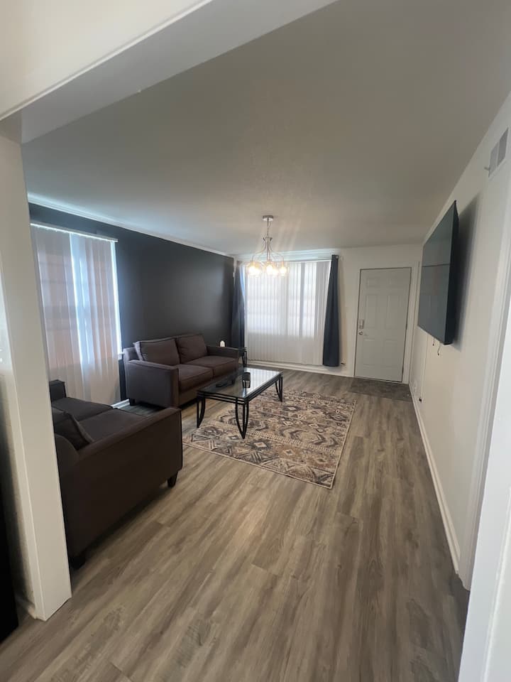 Cozy Two Bedroom One Bath Home. - Homewood, IL