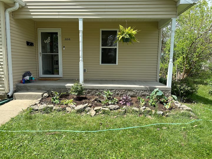Sunny Yellow Retreat With Purring Companions - Columbus, IN