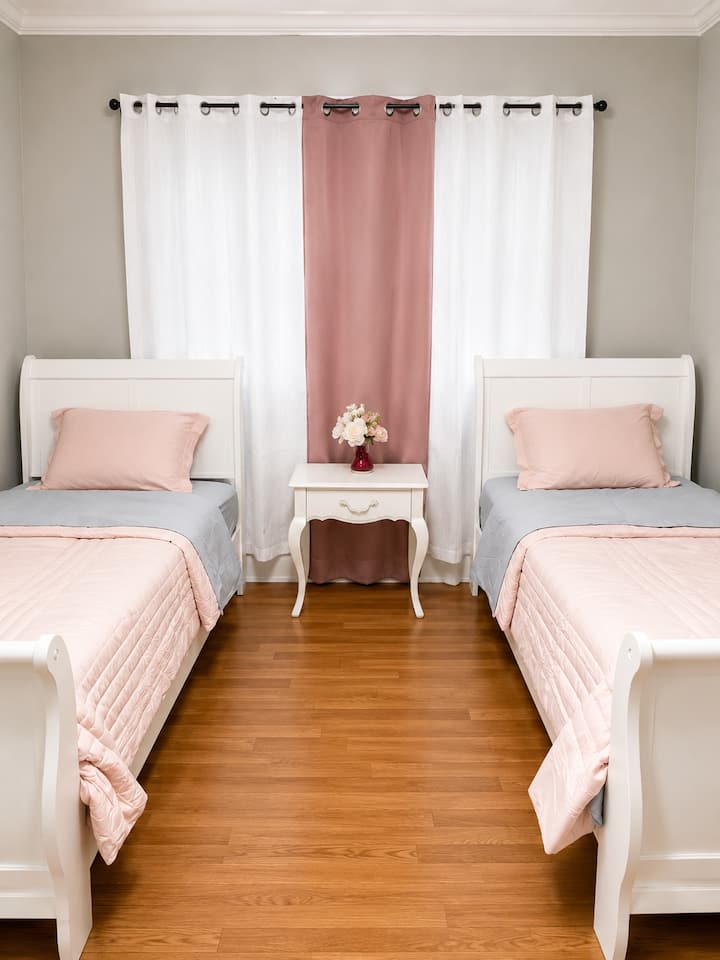 Twin Bed Studio | Walk To Toyota Center - Houston, TX