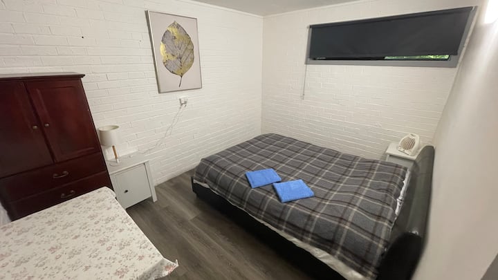 92b Room 3. Queen Size Bed. - Churchill