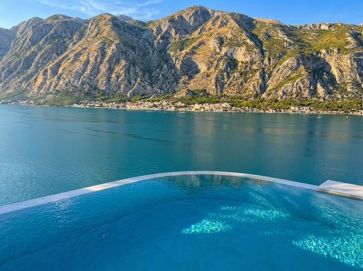 Luxurious Stone Villa Overlooking The Bay Of Kotor - 蒙特內哥羅