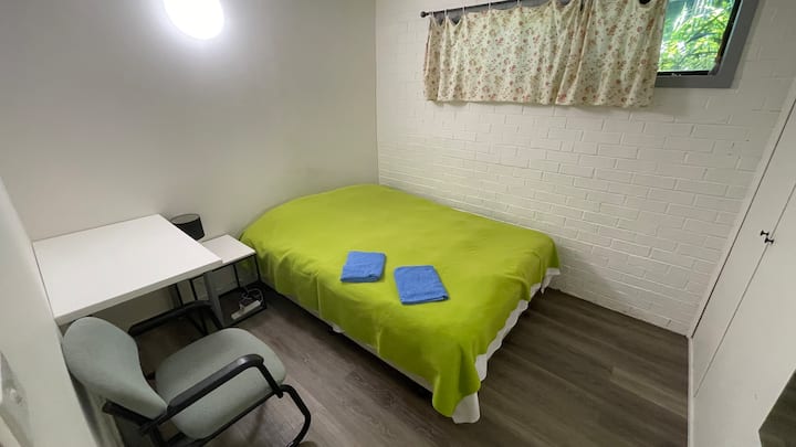 92b Room 4. Queen Bed. - Churchill