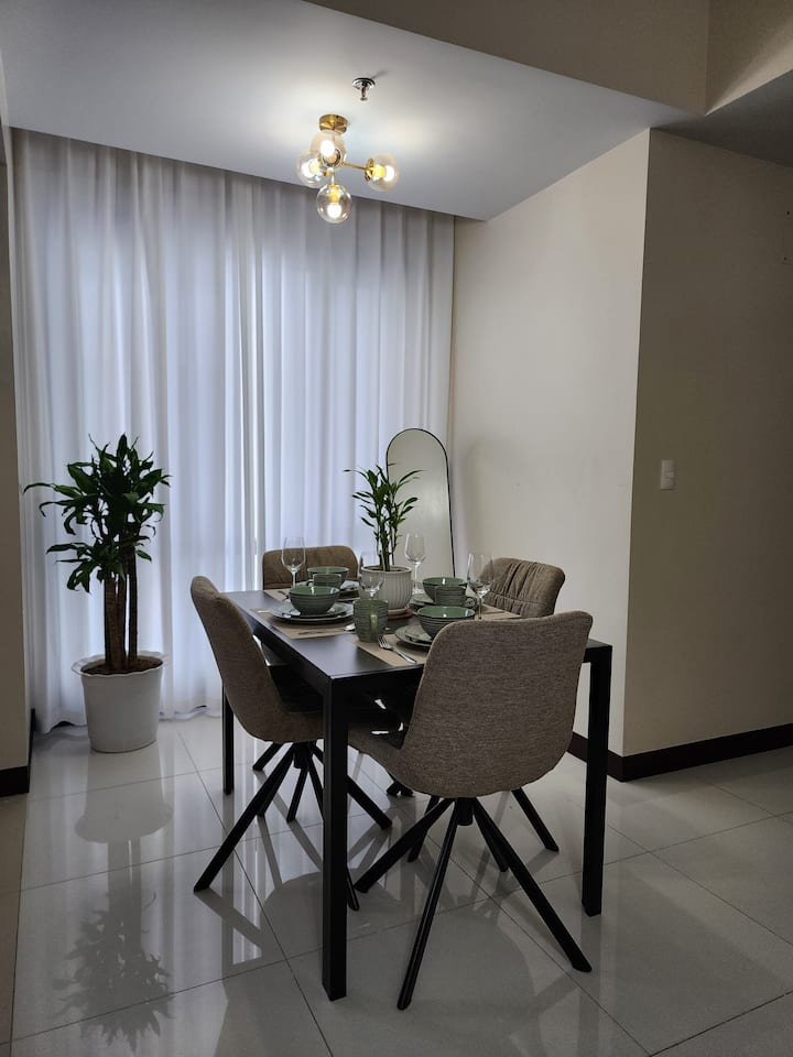 Stunning 1br Penthouse*makati Cbd W/ Netflix*pool - Makati