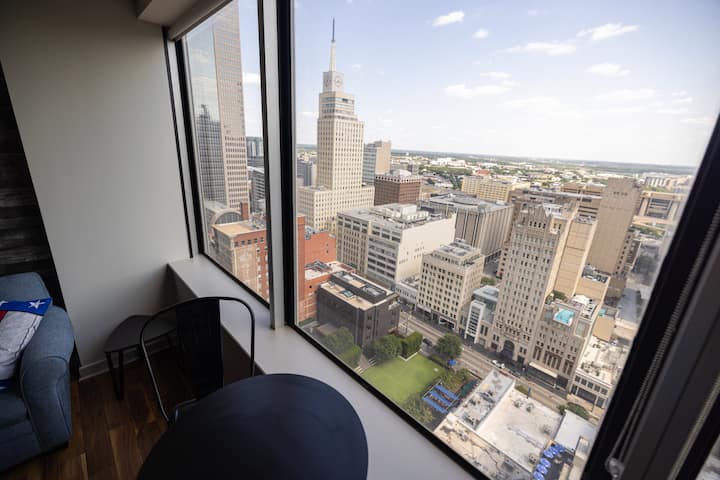 Downtown Dallas Rooftop Pool, Gym & Free Parking - Dallas, TX