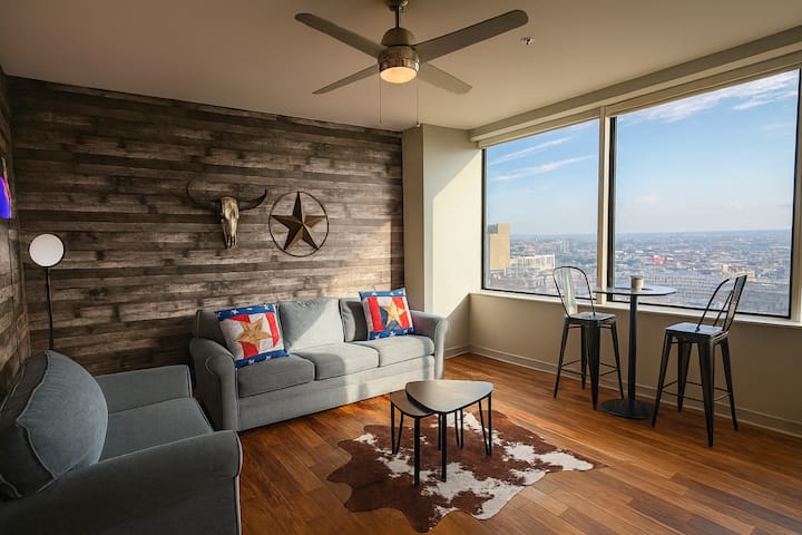 Cozy 1br Apt: Rooftop Pool, Gym & Free Parking - Dallas