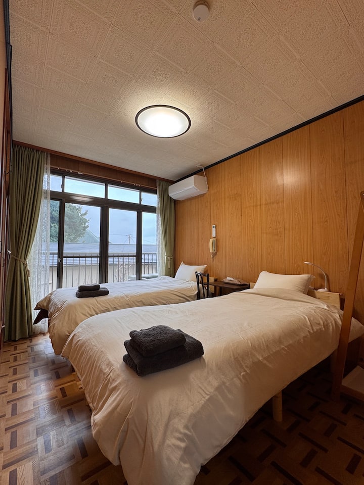 【個室貸し】駅徒歩10分 海まで1分！海の見える部屋で、心と体をリセット(2ベッド) - Atami