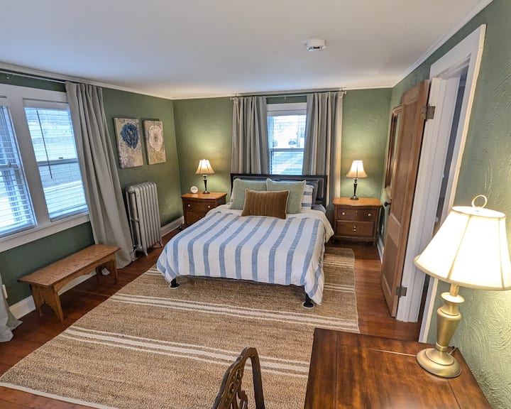 Charming Home - Centrally Located, Close To City - Irondequoit Bay, NY
