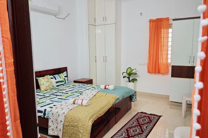 2bhk Cozy Family Only Stay In City Centre I Ganges - 
