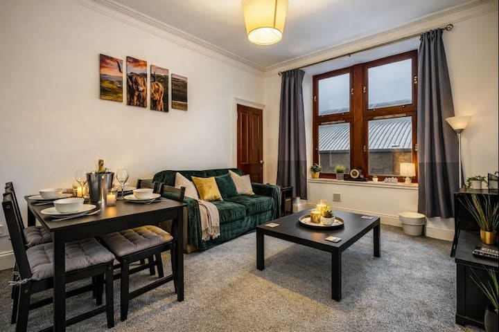 1 Bedroom Home | 2 Beds | Sleeps 4 Guests| Parking - Glasgow