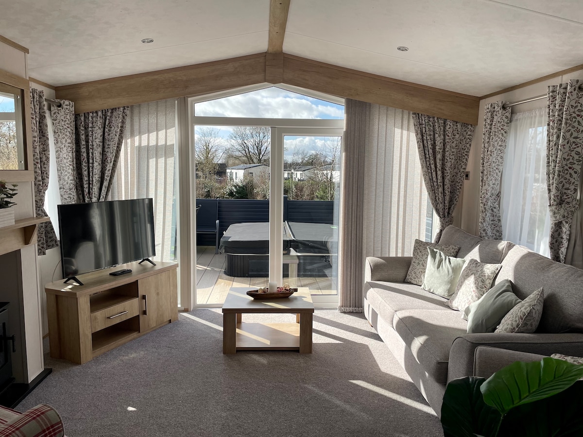 Beautiful 2 Bed Caravan With Hot Tub - Campers/RVs for Rent in South ...