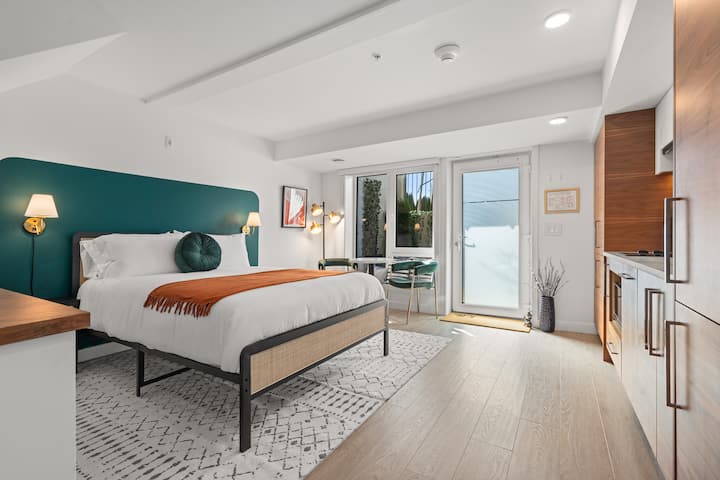 Chic & Cozy Studio W/ Patio| Fast Wifi| Nespresso - 노스밴쿠버