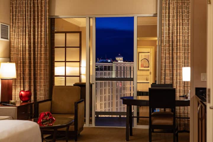 Vegas Strip View Penthouse | Jacuzzi + Balcony - 패러다이스