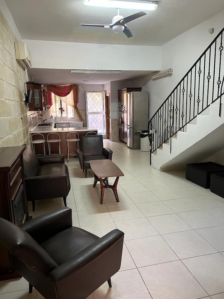 Typical Maltese Townhouse By Sea - Málta