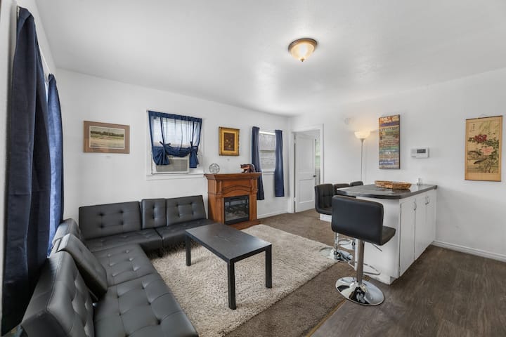 1 Bedroom House With Fine Art - Killeen, TX