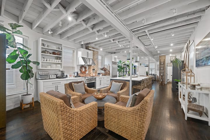 Gorgeous + Unique Loft- Minutes From Lake Michigan - Evanston