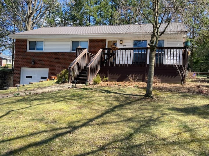 Cozy 3 Bedroom 1.5 Bath Getaway - Indiana, PA