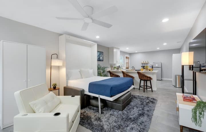 Studio-2- Pool&spa-min Downtown-freeways-beaches - Coronado, CA