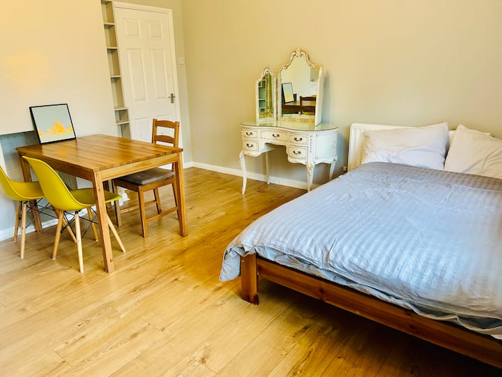 Cosi Family Room In New Malden - Kingston upon Thames