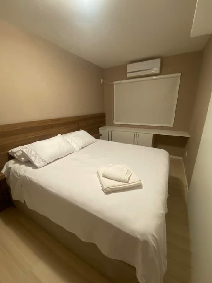 Espaço Completo Com Ar, Cama Queen E Internet - Florianópolis