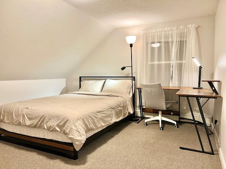 Nice Bedroom-second Floor - Nashua, NH