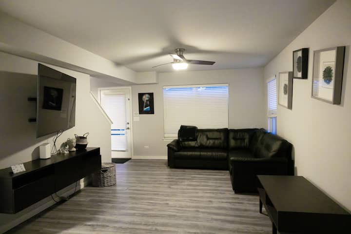 Family-friendly 3-bedroom Townhome |Your Home Away - Joliet, IL