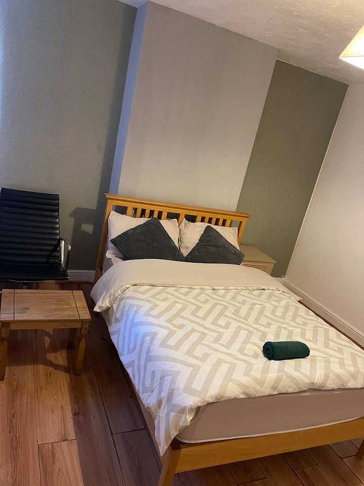 Lovely Double Bedroom - ヌニートン