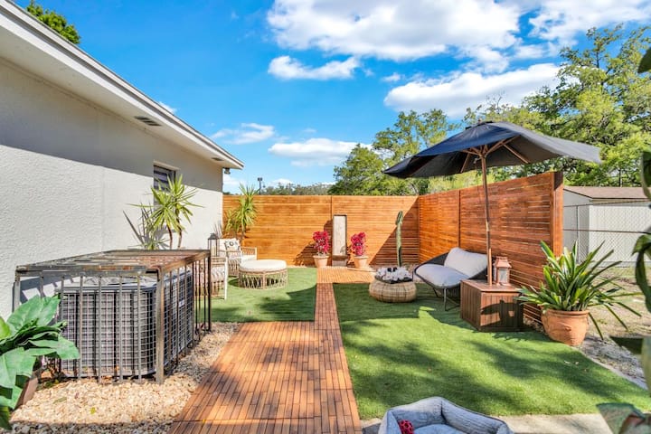 Backyard Zen Retreat With Inside Modern Vibe - Tampa, FL