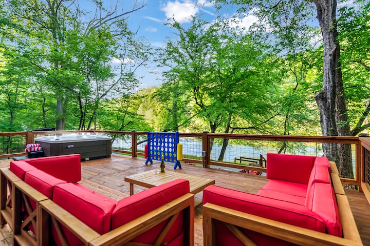 Riverfront Cabin, Large Deck, Hot Tub, Fire Pit - Ellijay