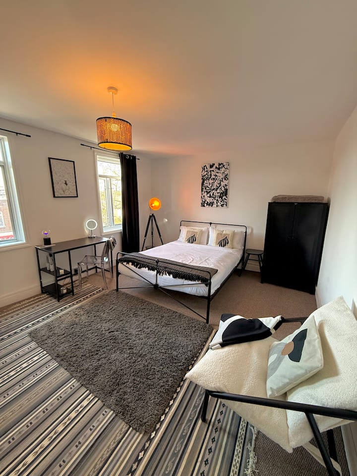 Stylish King-size Room - Central London
