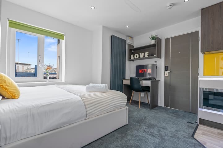 Modern Central Studio • Parking • Work Ready Wifi - Coventry