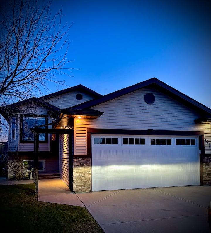 Harper House Main Floor-sleeps 6, Relax In Hot Tub - Lethbridge