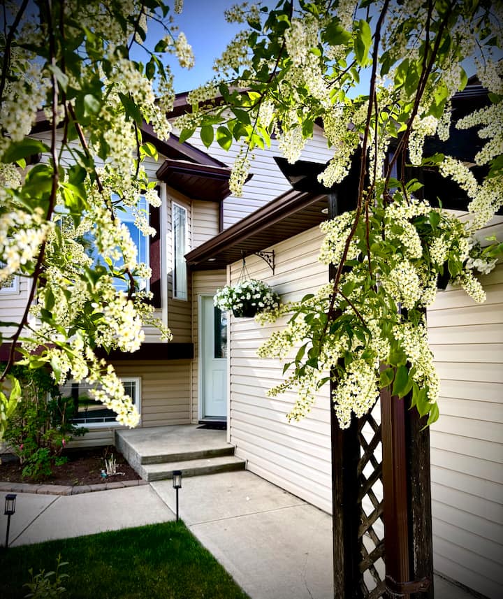 Harper House Main Floor-sleeps 6, Relax In Hot Tub - Lethbridge