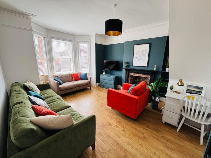 Sleeps 6-8, Beautiful Beach Home- Garden/ Parking - Bournemouth