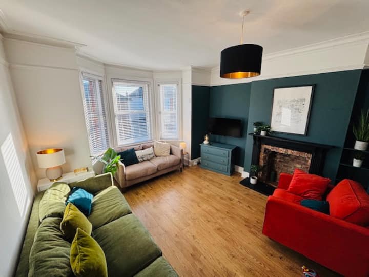 Spacious 4 Bed Near Beach- W/ Parking- Sleeps 6-8 - Boscombe