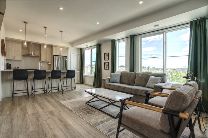 Modern Townhome | Sleeps 6 | Near Banff & Canmore - Calgary