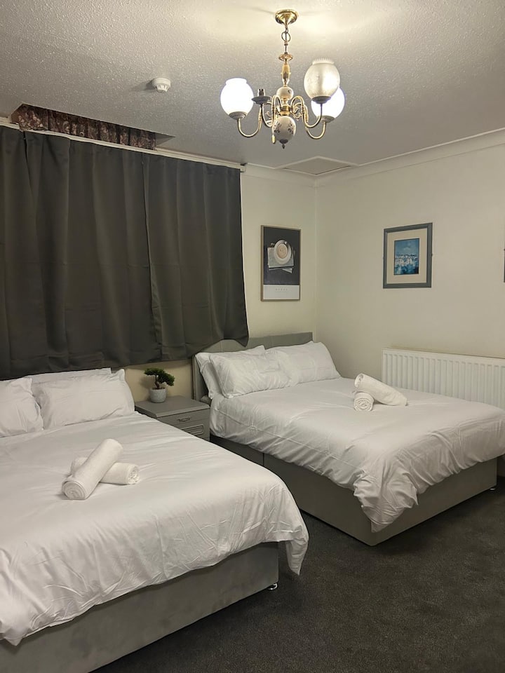 Whole Hotel! 5 Rooms Sleeps 13! - Newport